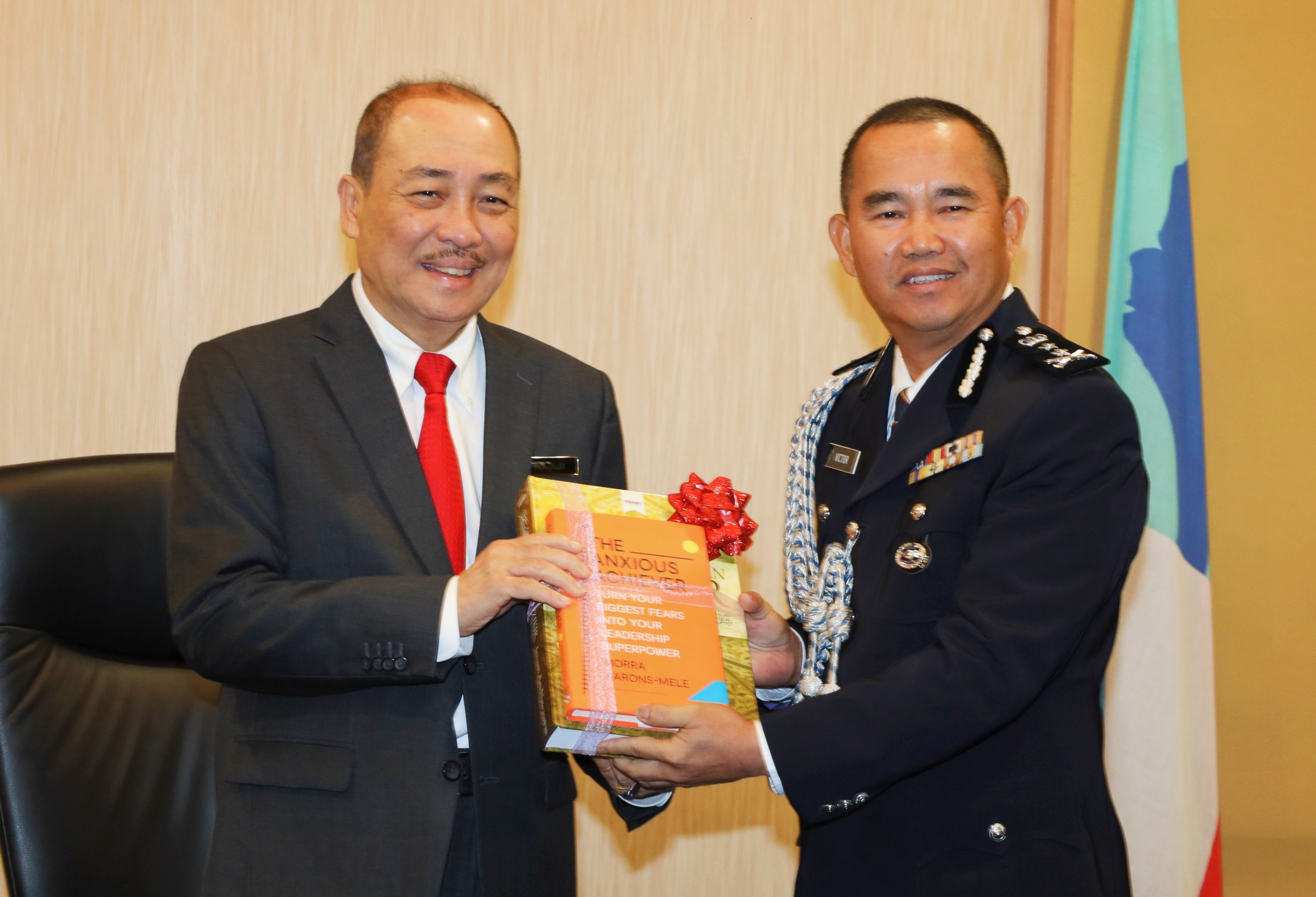 Victor Sanjos Receives Esscom Comannder Baton – JALINLUIN.COM